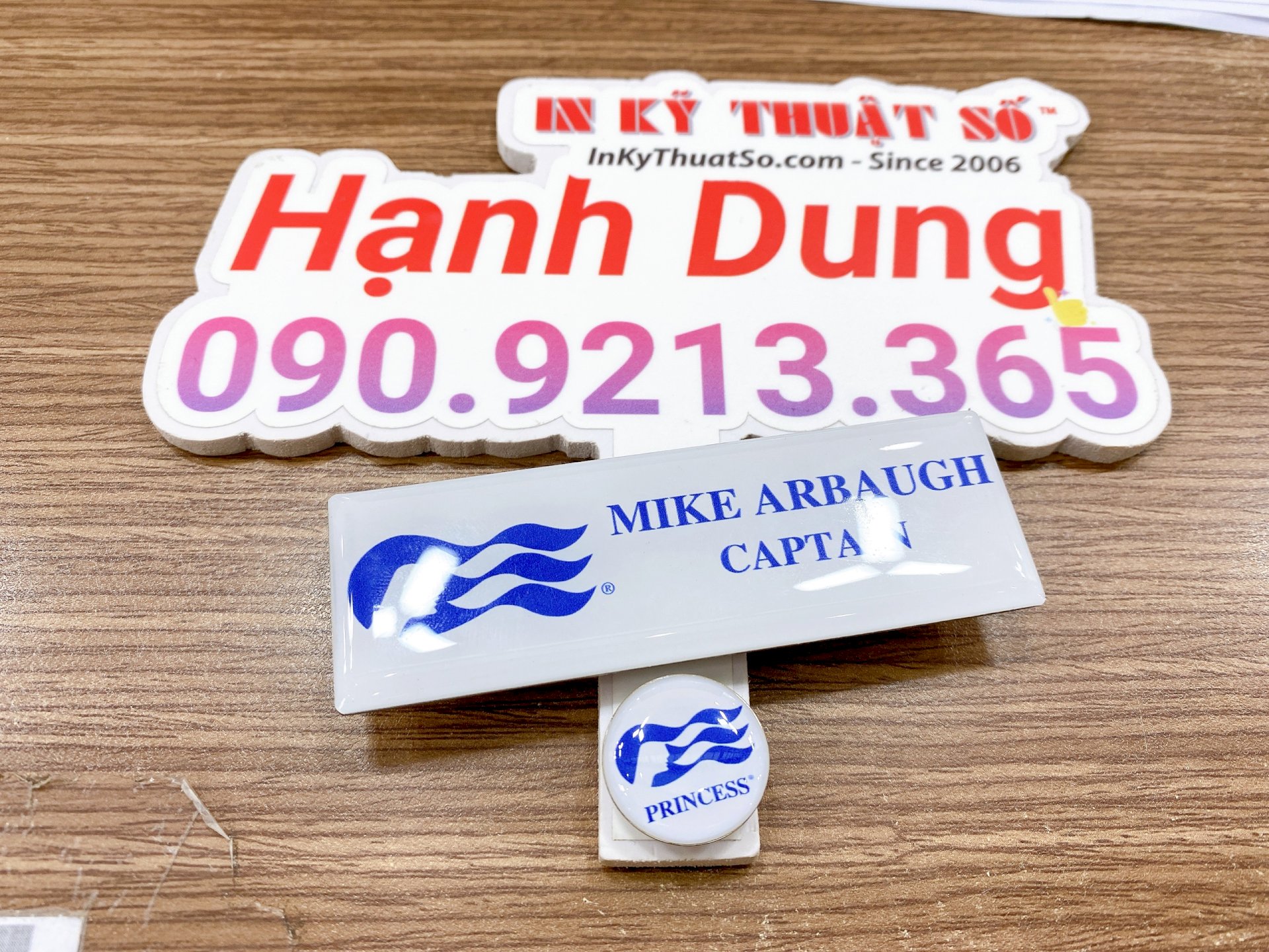Làm thẻ tên cài áo nam châm hít mặt sau, thẻ tên nhựa đổ keo - INKTS734