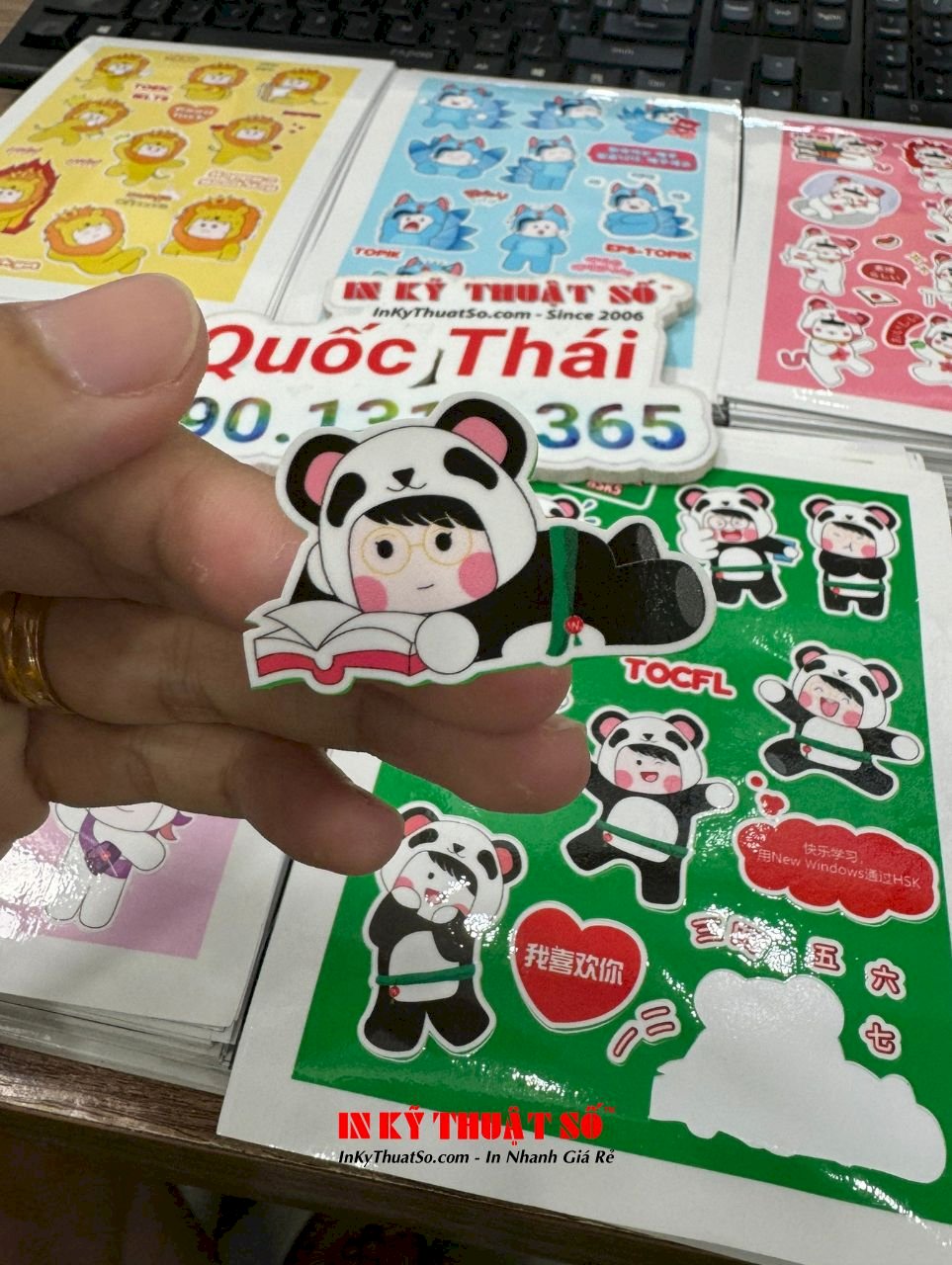 In tem dán sticker chibi, sticker decal sữa dầu bóng, bế từng con, cắt ...