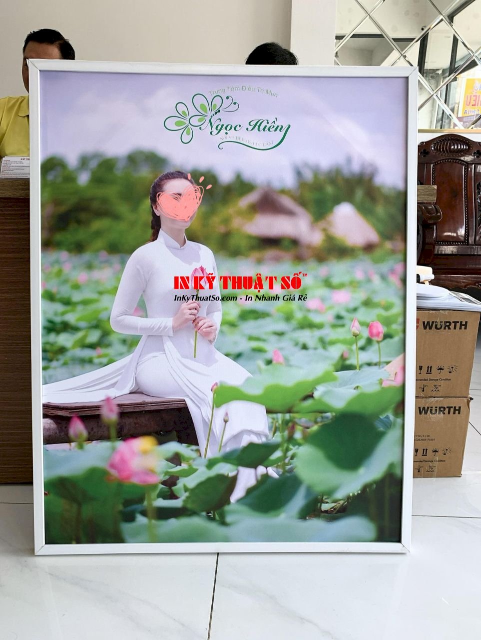 In ảnh chụp chân dung Thiếu nữ áo dài trắng bên hồ sen, in ảnh Canvas khổ lớn, đóng khung viền ...