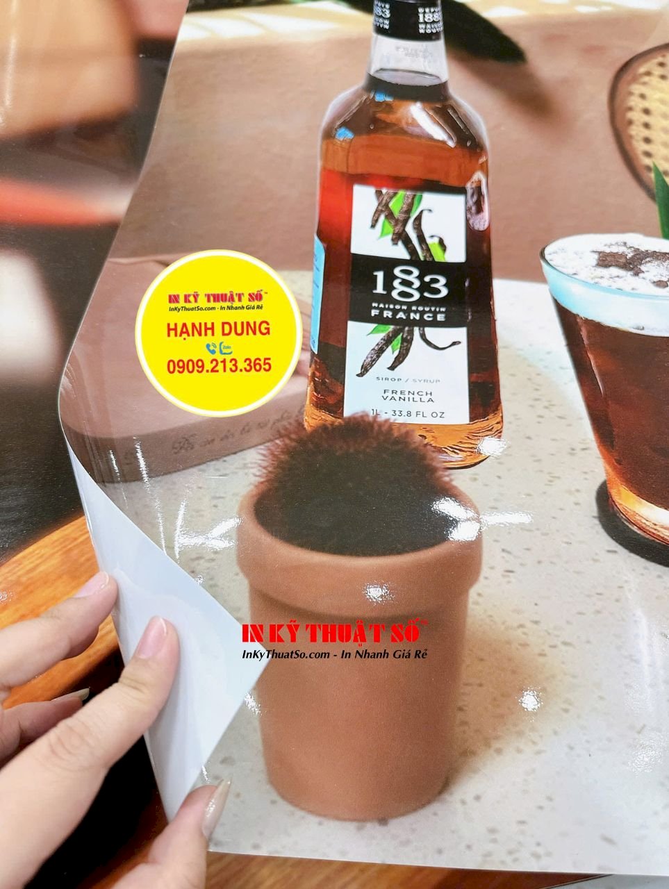 In backlit film giới thiệu sản phẩm chai Sirop / Syrup các hương vị gắn ...