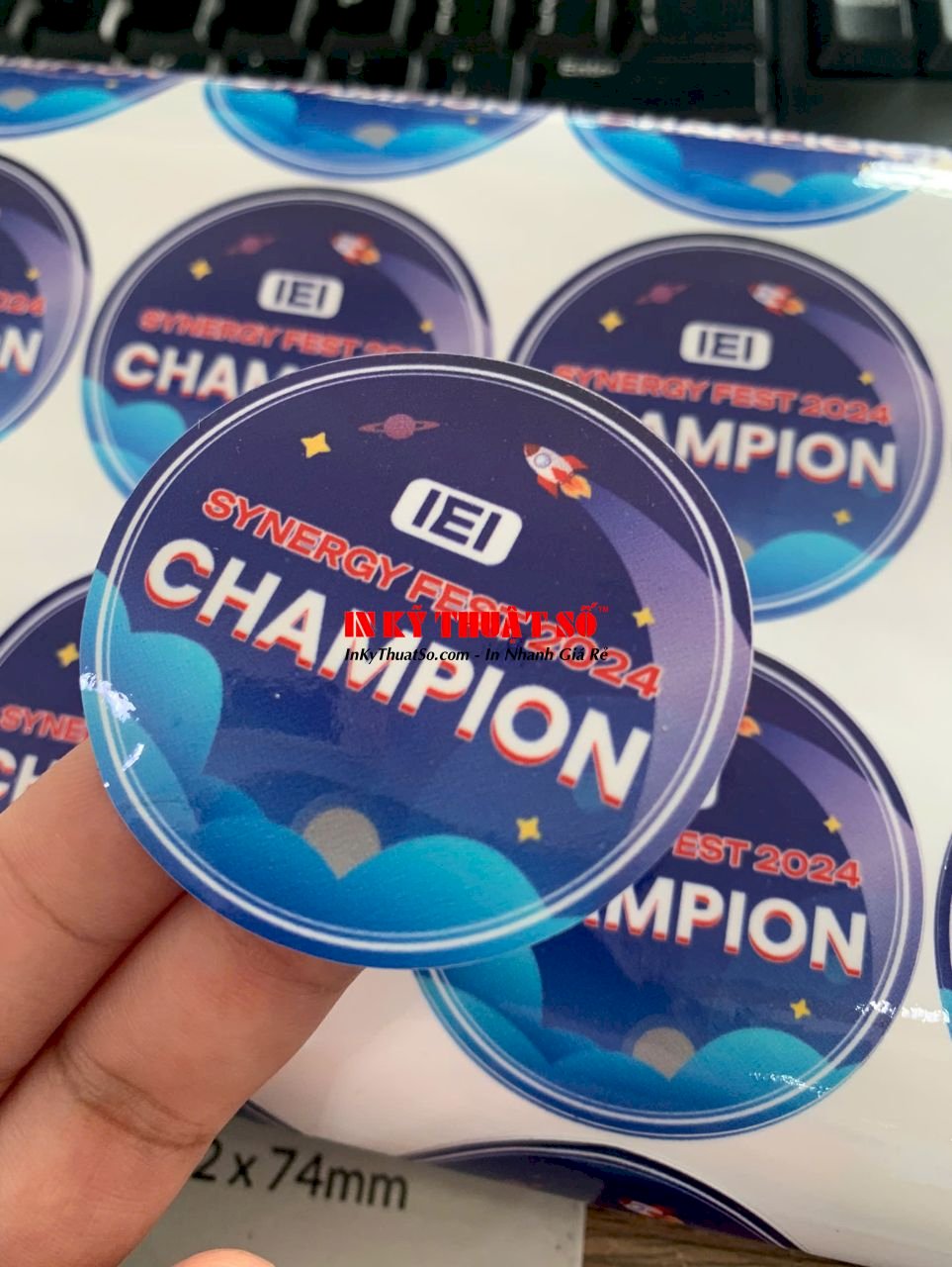 Tem Decal tròn đường kính 5cm dán huy chương nhà vô địch sự kiện lễ hội ...