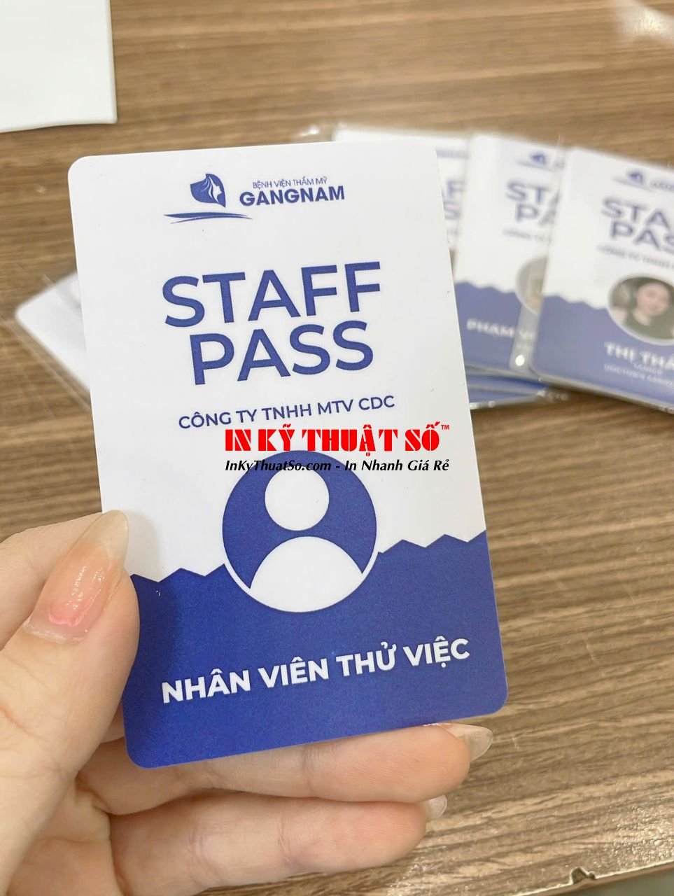 In thẻ nhân viên thử việc staff pass, nhựa cứng in 2 laser 2 mặt ép mờ ...
