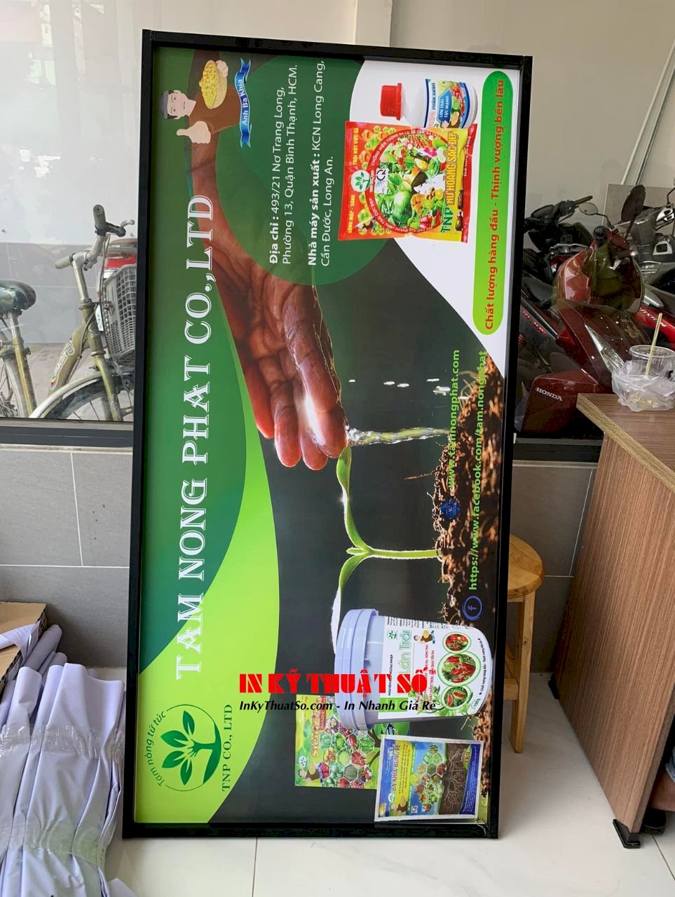 In tranh banner trang trí cửa hàng phân bón đóng khung sắt đen khổ lớn ...