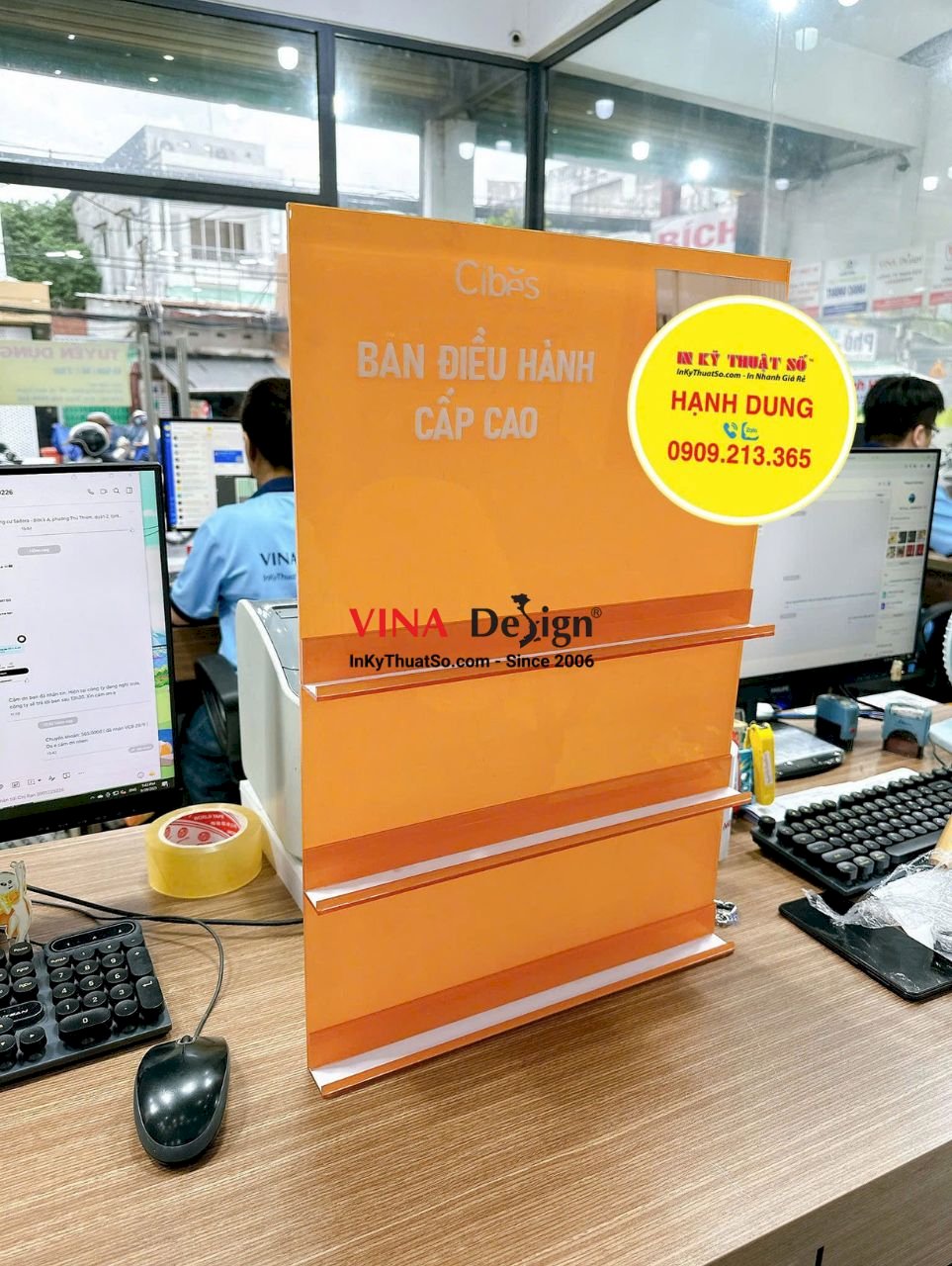 Standee Mica kệ trưng bày làm bảng thông tin giới thiệu Ban điều hành ...